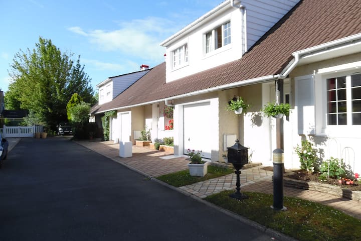 Petite Chambre Et Sdb Attenante - Les Ulis