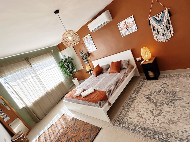 Warm & Earthy 1br Apt · Steps To Rainbow St - Amman