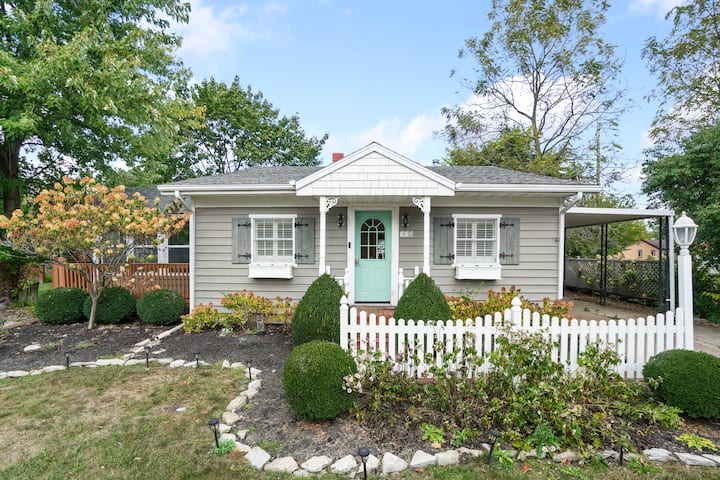 Lakeside Hideaway | Sunroom, Hot Tub & Lake Vibes - Port Clinton, OH