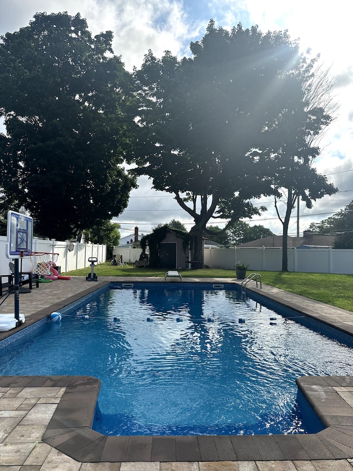 Ryder Cup Retreat – Poolside Comfort 3 Miles Away - Massapequa, NY