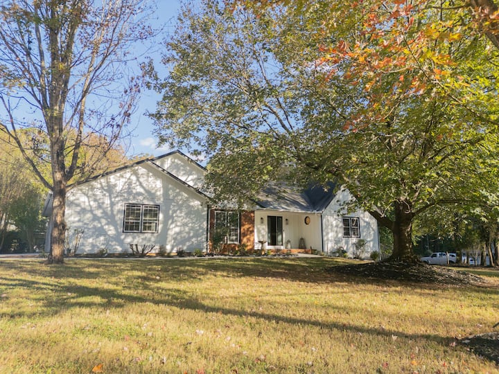 Spacious 3br Retreat | Heated Pool | Chefs Kitchen - Atlanta Motor Speedway