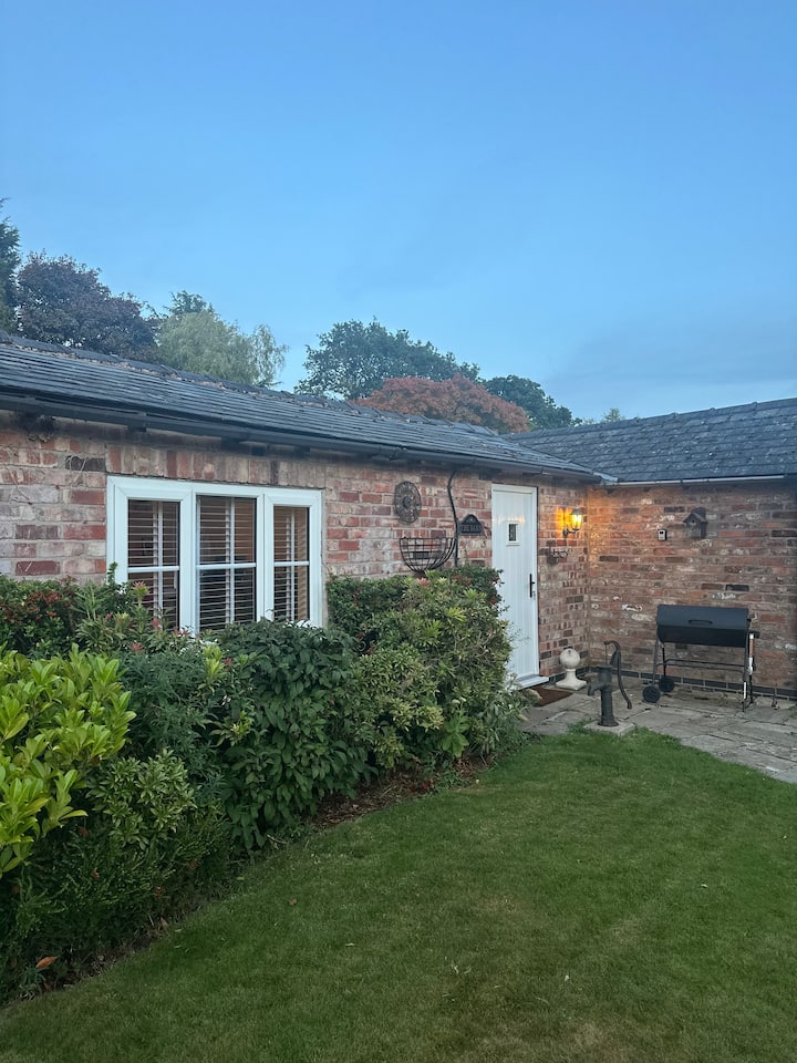 Charming 2-bed Cottage In Peover, Cheshire East - Knutsford