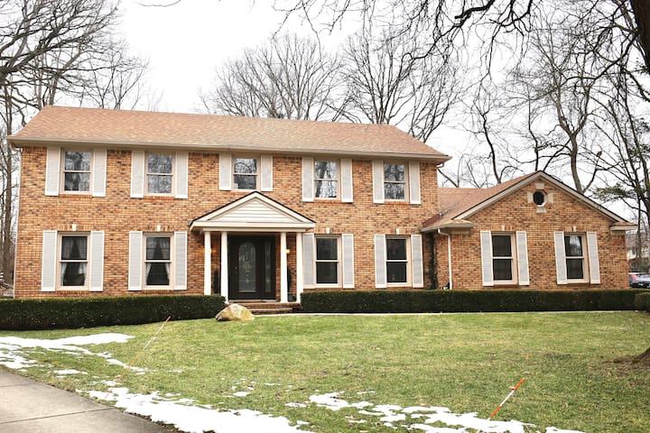 Cozy Family Home - Rochester Hills, MI