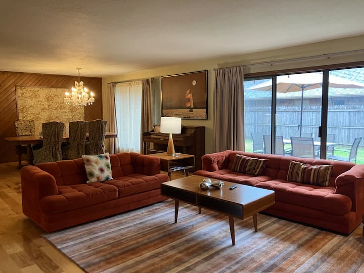 Spacious 4-br W/king Suite Near Ou & Hospitals - Norman, OK