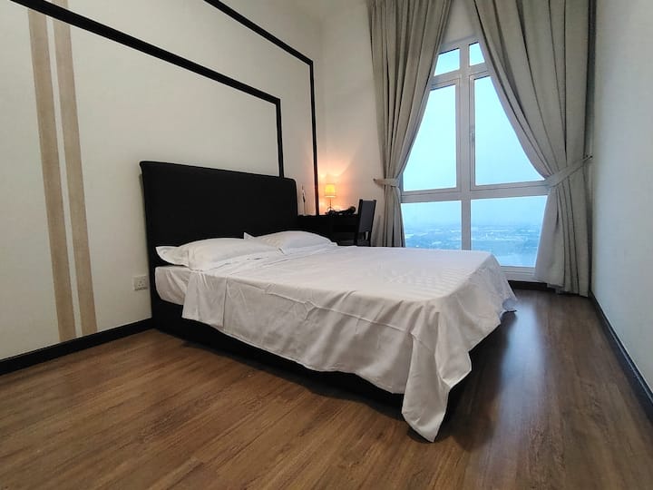 Serene Queen's Room With Batu Caves View - Selangor