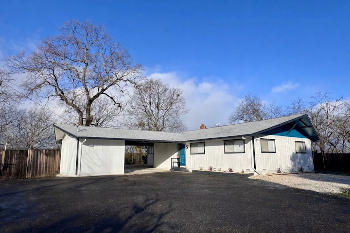 Heron Haven Guest House: Midcentury Modern Retreat - Lakeport, CA