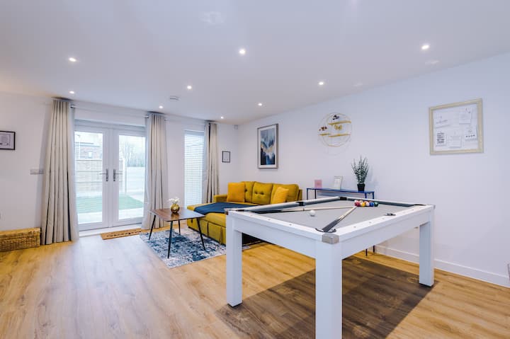 Modern 7-guest Home | Parking | Pool & Ping Pong - Manchester