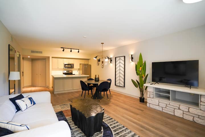 Private Balcony Suite With Jacuzzi Off Of Bedroom! - Horseshoe Valley
