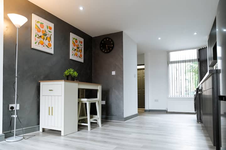 Modern 4-studio En-suite House | Central Coventry - Warwick