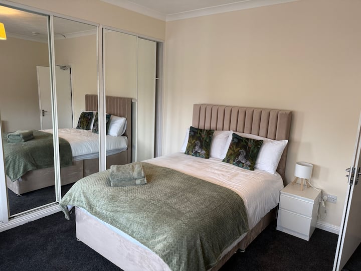 Group Stay 3br • Close To Hydro & Secc • Parking - House for an Art Lover