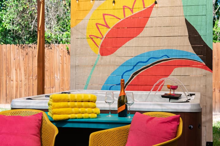 Hot Tub | Bright Modern Houston - Houston, TX