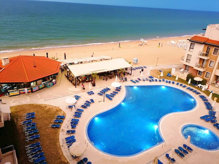 Светъл апартамент  с морска гледка и басейн - Obzor