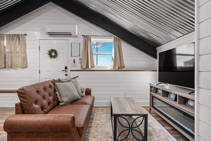 The Loft @ Jenschke Orchards - Luckenbach, TX