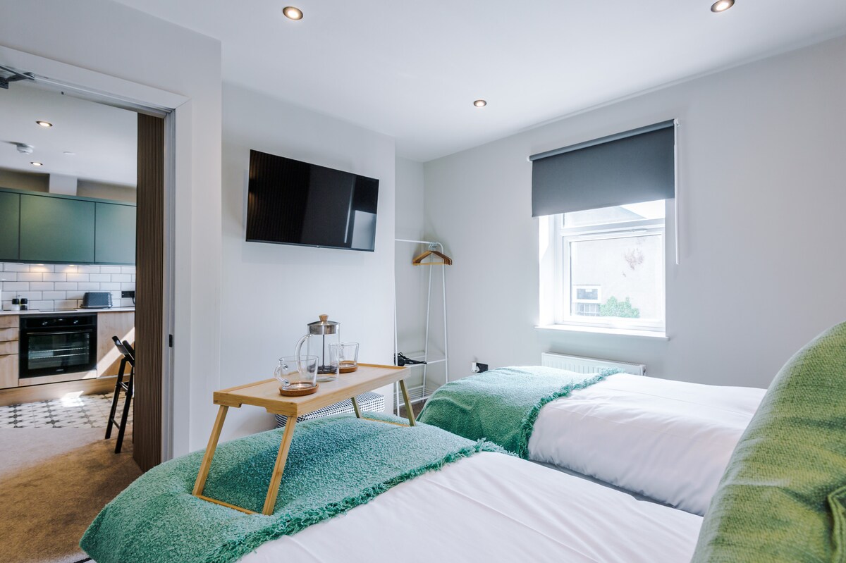 Stylish 1BR Apartment with EV Parking - Flats for Rent in Conwy ...