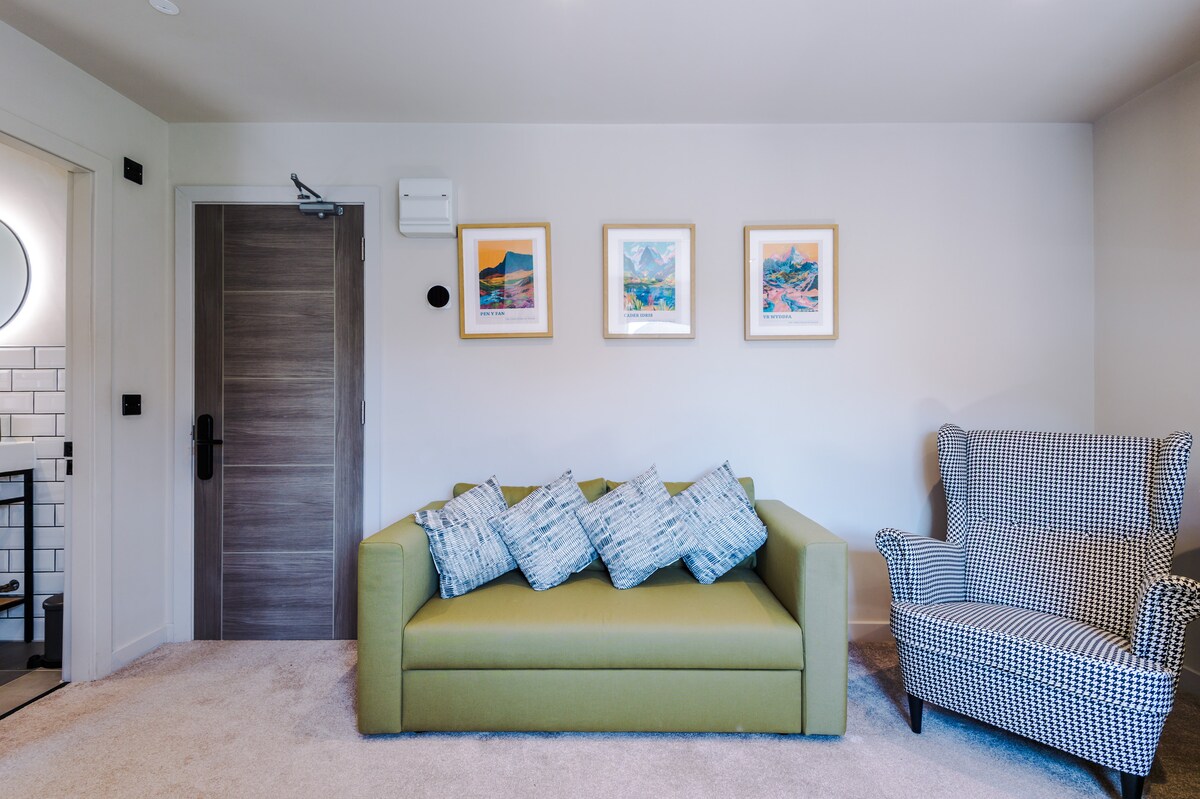Stylish 1BR Apartment with EV Parking - Flats for Rent in Conwy ...