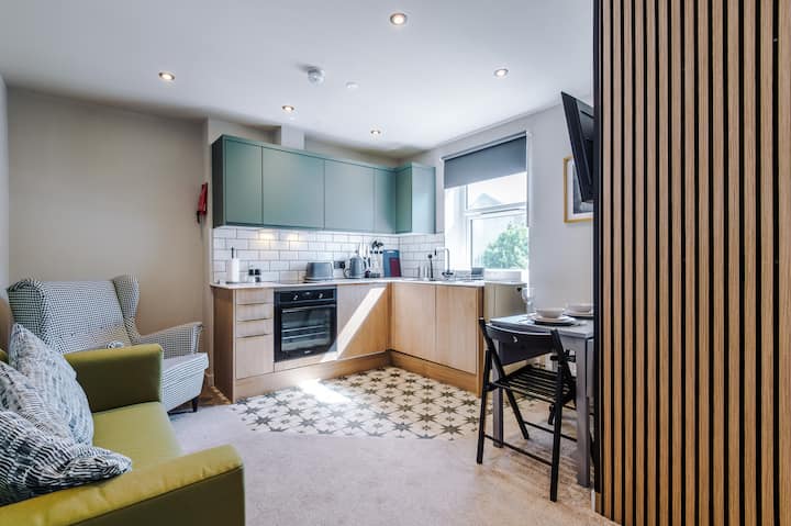 Stylish 1br Apartment With Ev Parking - Llandudno