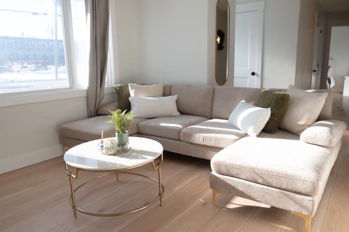 Cozy Modern Retreat In Moncton | Near Downtown - Moncton