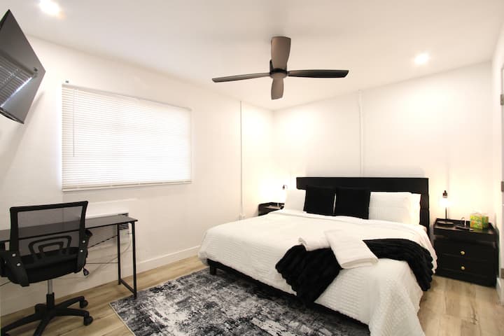 Cozy Corner Suite: 1 Bedroom/1 Bathroom - Phoenix, AZ