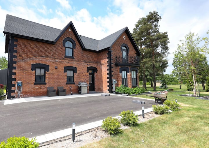 Brick House: Charm, Modern Vibe - Bolton, ON, Canada