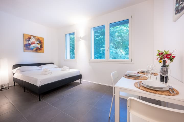 Guesthost - Bright Studio Apartment Near Hospital - Parma