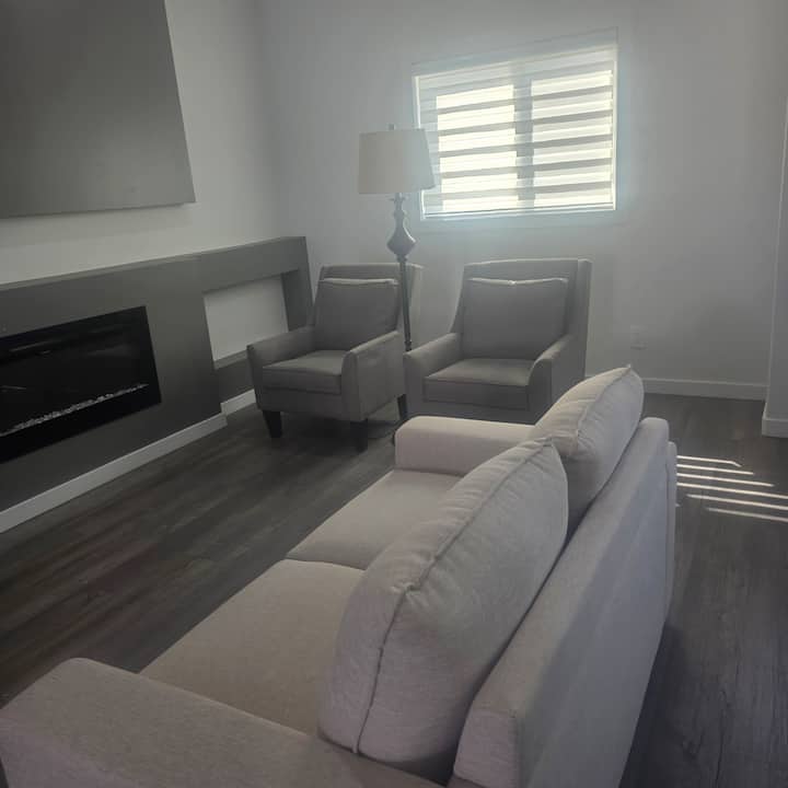 Luxuriously Furnished Suite - Saint Albert