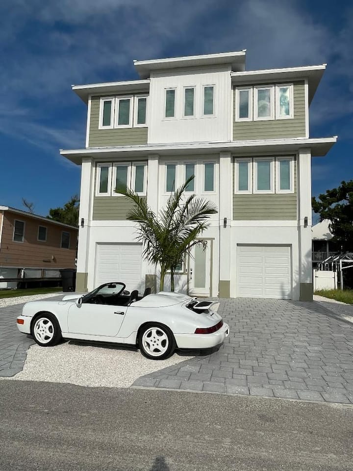 The Grander House - Fort Myers Beach, FL