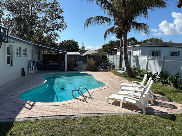 King Bed Pool House. Bbq/games - Cutler Bay, FL
