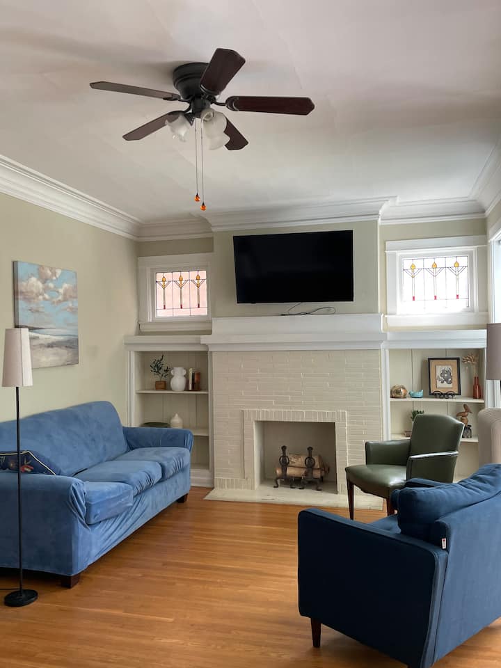 Hemingway’s Hideout - 2 Bed & 1 Bath - Oak Park