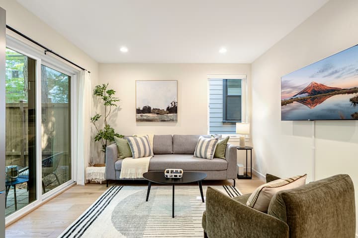 Modern Retreat | U-village, Seattle Children's, Uw - Seattle, WA