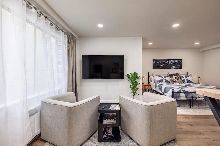 King Bed Studio-downtown Getaway - Anchorage, AK