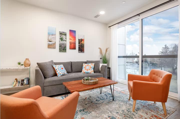 Cypress Street Condo • 3.5 Mins To The Beach - Traverse City, MI