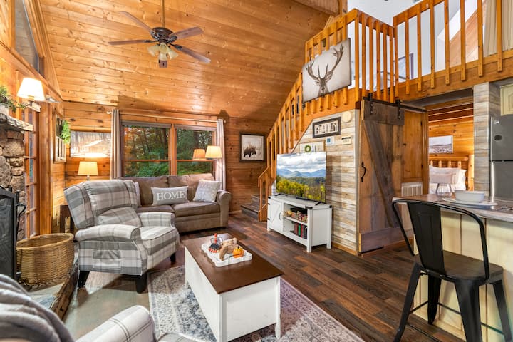 Secluded Cozy Cabin • Hot Tub • Fire Pit - Pigeon Forge, TN