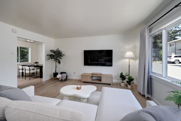 Cute Two Bed One Bath Apartment - Beaverton