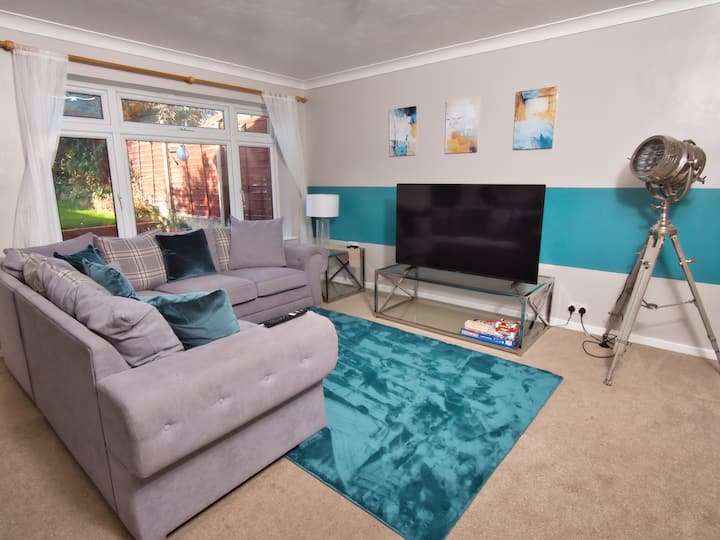Close To Town With Garden Parking & Pool Table - Maidstone