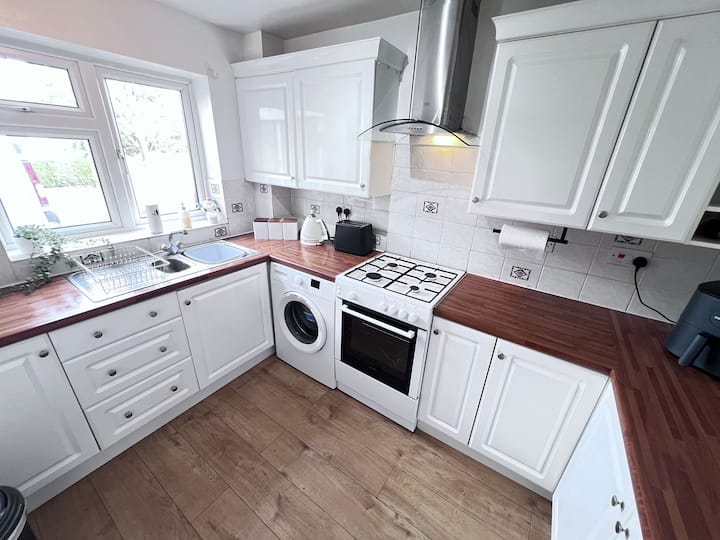 4br Spacious Home With Driveway Parking- Long Term - Maidstone