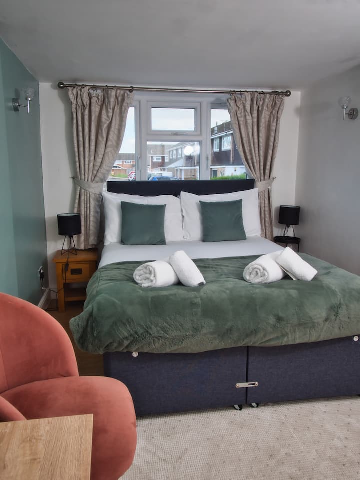 4br Spacious Home With Driveway Parking- Long Term - メードストン