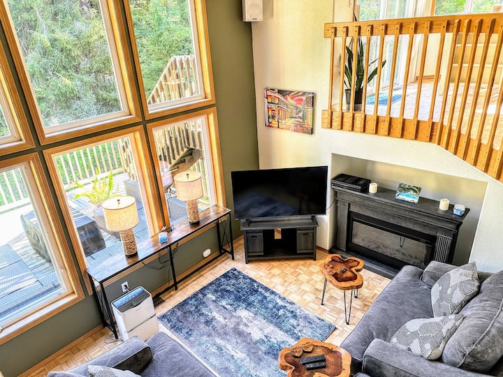 Redwood Deck Retreat Near Sequoia Zoo - ユリーカ, CA