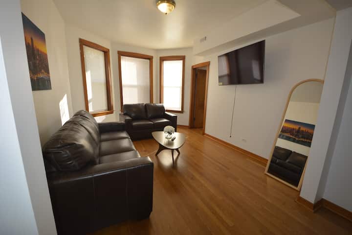 Logan Square 5br Home | Sleeps 10 | Yard & Parking - Chicago