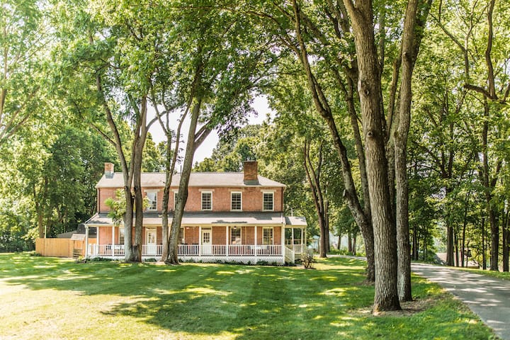 River House: Hot Tub + Fire Pit - Beavercreek, OH