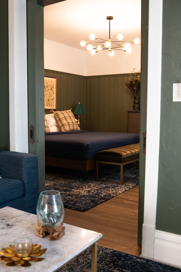 Emerald Suite- Heart Of Downtown - Sturgeon Bay, WI