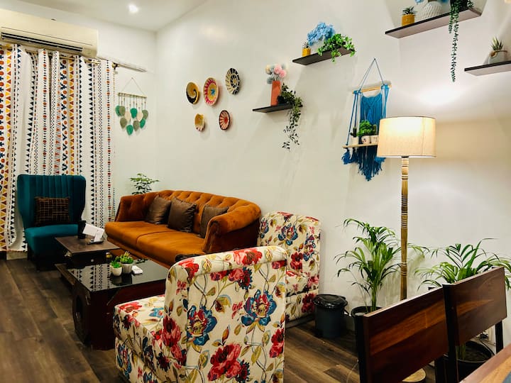 La Casa Viva Stay - Home Cinema, Bathtub & Balcony - Lucknow