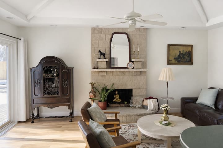 Luxury Vintage Ranch – Sophisticated 3br Escape - Sterling Heights, MI