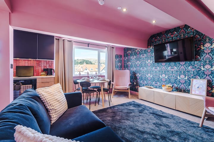 Skyline Two-bed Retreat And Free Parking - Conwy