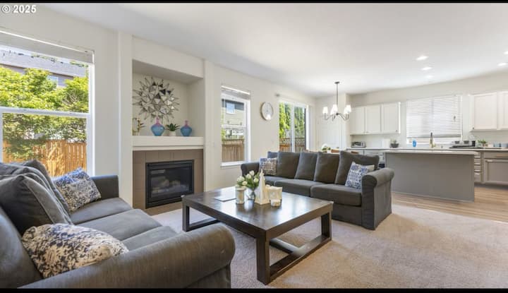 Very Spacious Modern 6br Group Getaway - Hillsboro, OR