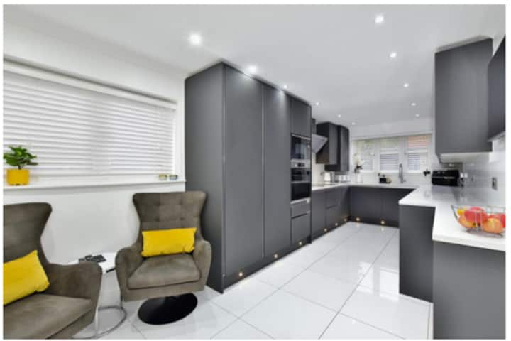 Warm Stylish & Spacious House - Watford