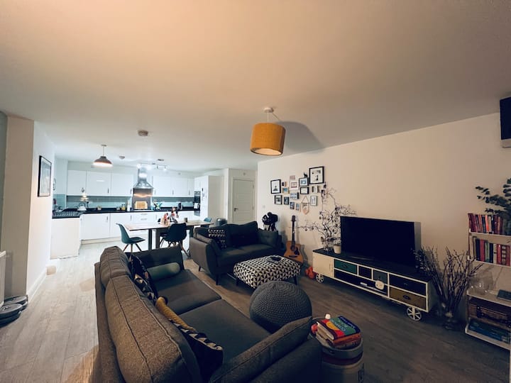 Spacious, Open Plan,
1 Bed Funky Apartment, Nn3 - Northampton