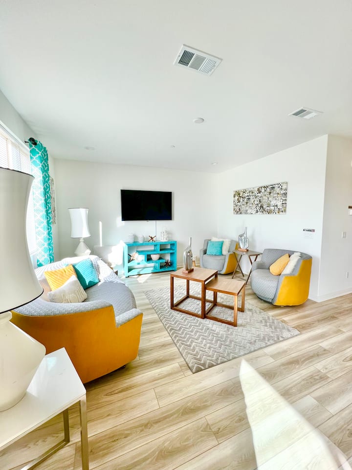 Comfy 5bdr Home Near Lake Perris - Perris, CA