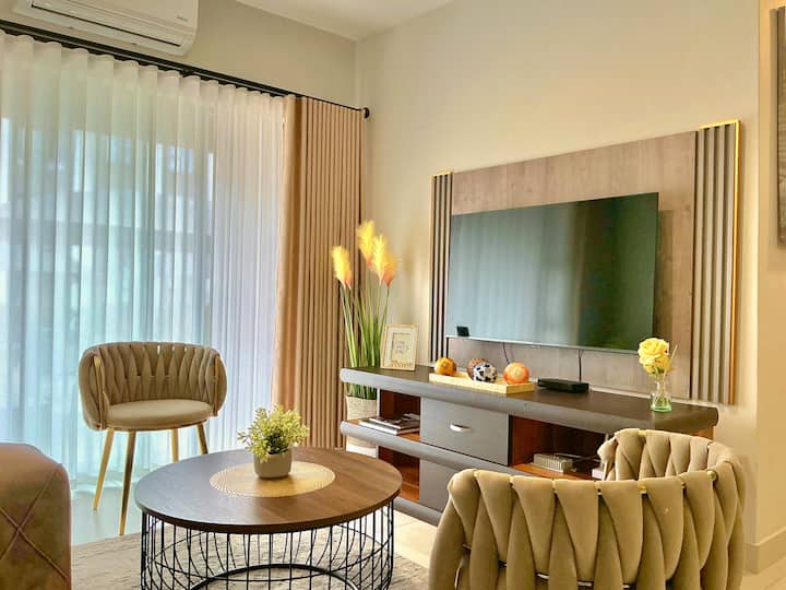 Gated Suite • Fast Wifi • Workspace • 2 Min Mall - Gaborone