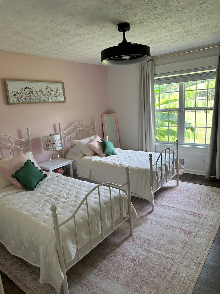 Sweet Stay Buford Retreat - Lawrenceville, GA