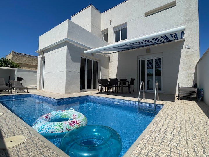 Ruim Vakantiehuis Met Privé Zwembad - La Marina